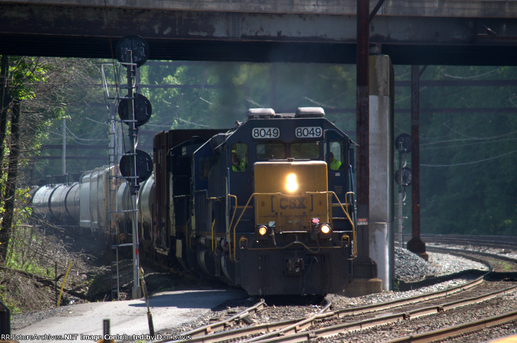 CSX SD40-2 8049 leads Q418-25